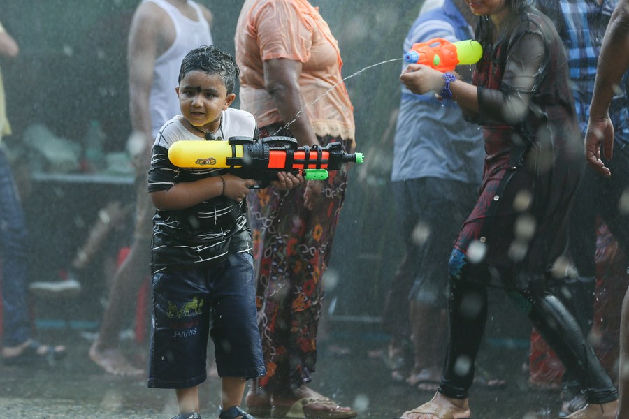 Album Asia: Myanmar rayakan festival air tradisional Thingyan