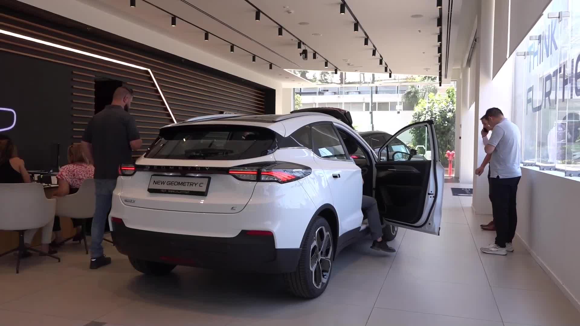 Produsen Otomotif China Geely Luncurkan Versi Baru Model EV Geometry C ...