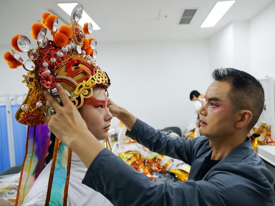 Pertunjukan mengubah wajah tinggalkan kesan mendalam pada upacara ...