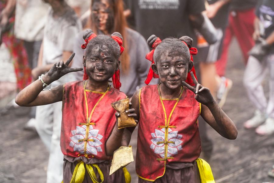 Menengok Serunya Acara Rakyat "Menghitamkan Wajah" di Yunnan, China ...