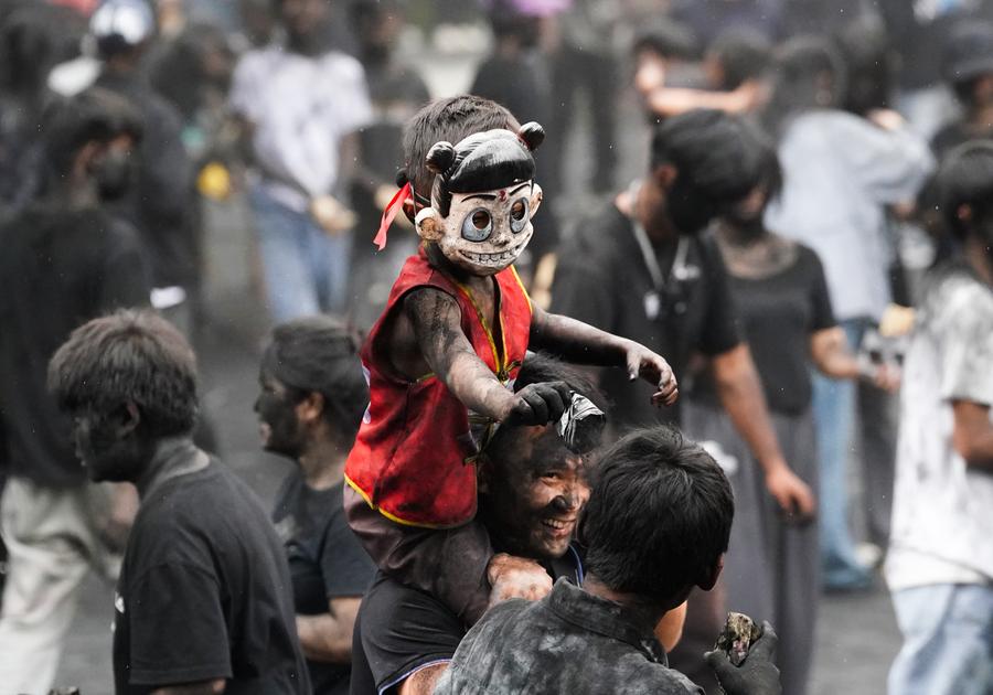 Menengok Serunya Acara Rakyat "Menghitamkan Wajah" di Yunnan, China ...