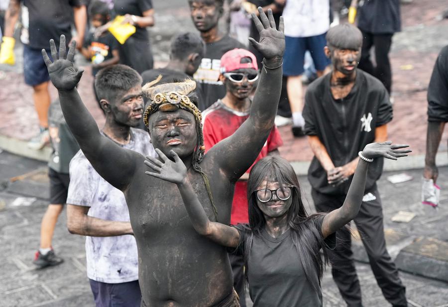Menengok Serunya Acara Rakyat "Menghitamkan Wajah" di Yunnan, China ...
