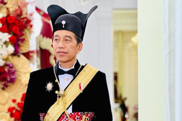Jokowi Kenakan Baju Raja Pakubuwono di Upacara Istana