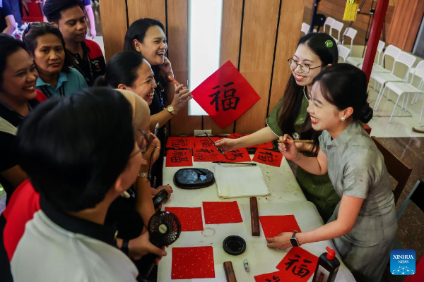 Perpustakaan Nasional Filipina Buka Rak Buku Mandarin