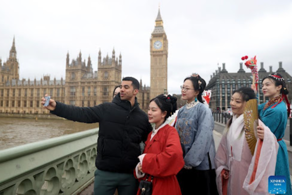 Tamasya Musim Semi dengan Pakaian Tradisional China