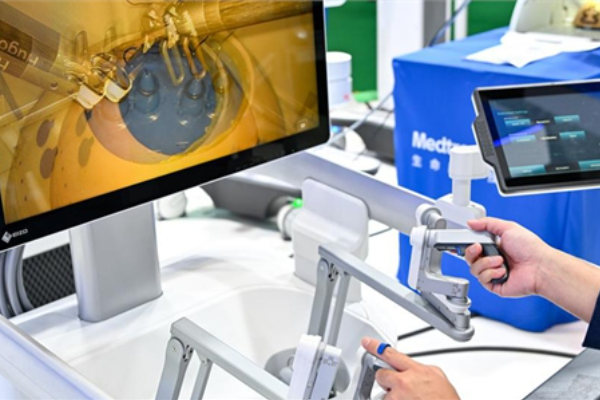 Robot Bedah Terintegrasi Mata-Tangan-Otak Resmi Diluncurkan di Tiongkok