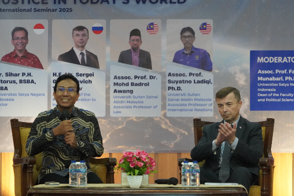 Potret : Seminar Internasional "Navigating Global Complexity: Diplomacy ...
